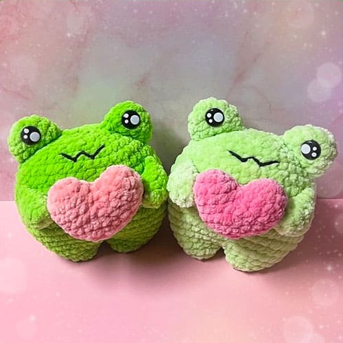 Chubby crochet frog with heart – Free Amigurumi Pattern for Beginners